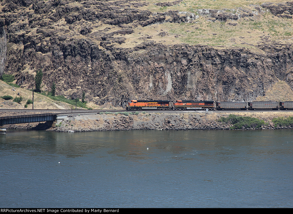 BNSF 6137 and 1075